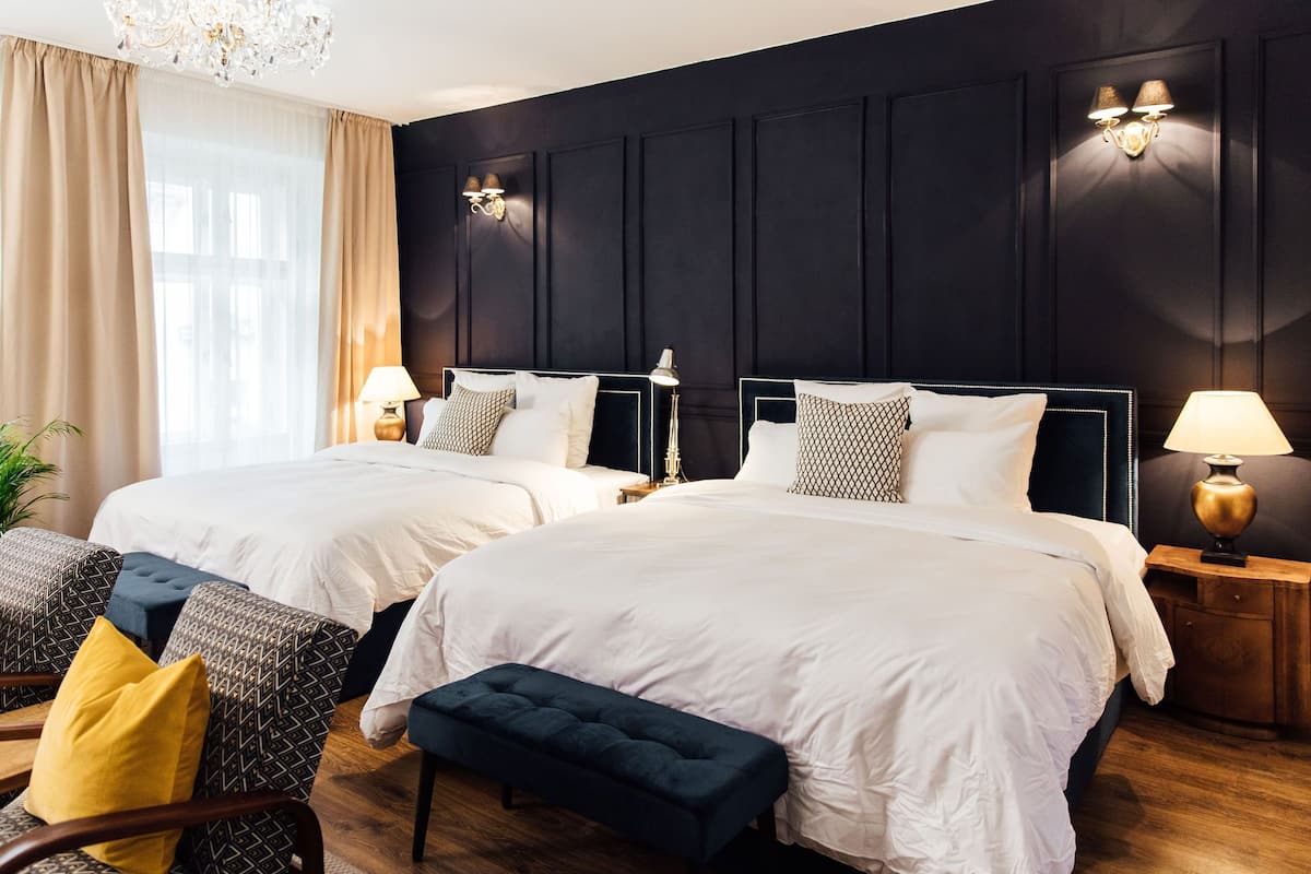 Suite Familiar, várias camas | 1 quarto, cofre no quarto, com decoração personalizada