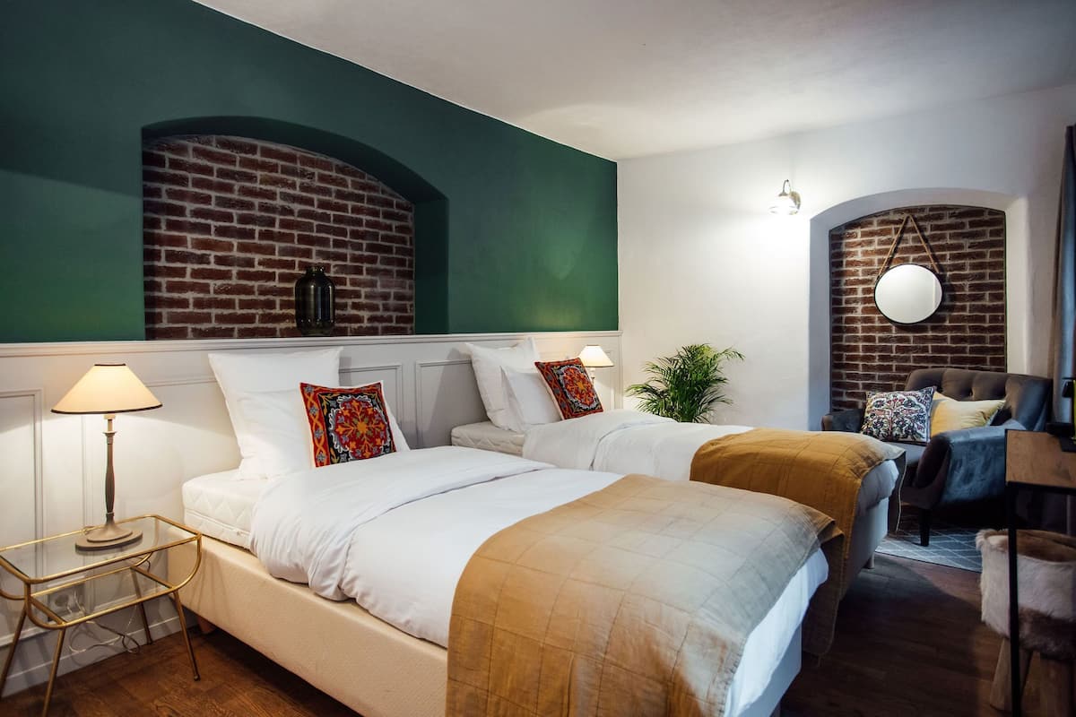 Quarto Twin Standard | 1 quarto, cofre no quarto, com decoração personalizada