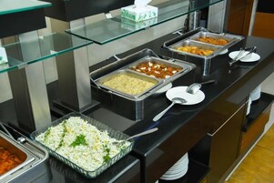 Café da manhã com buffet grátis todos os dias