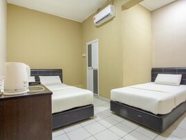 Quarto Triplo Básico | Ferro/tábua de engomar 