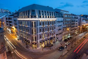 Fachada da propriedade à noite