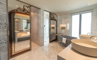 Quarto com design assinado | Banheiro | Produtos de toalete grátis, secador de cabelo, roupões de banho