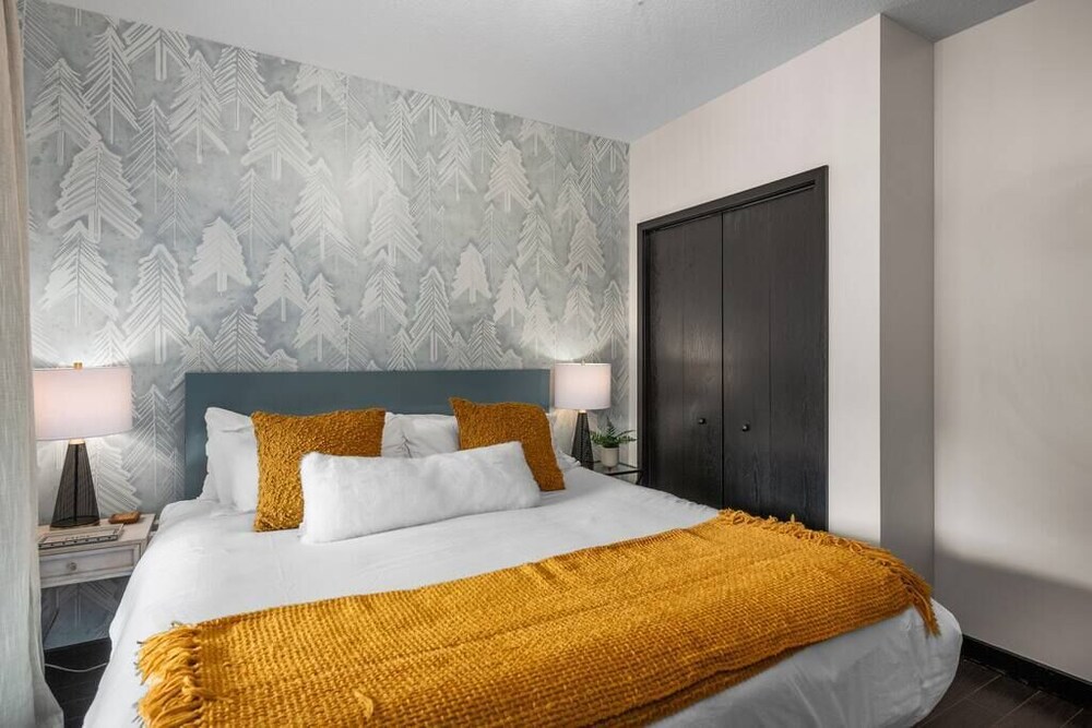 *Luxury 3b Mountain Views* Pool & Hottub*sleeps 10 - Canmore