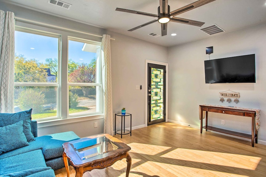 Denison Home W/ Balcony: Walk To Downtown! - Lake Texoma