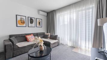 Apartamento superior, 1 quarto, vista para o rio | Área de estar