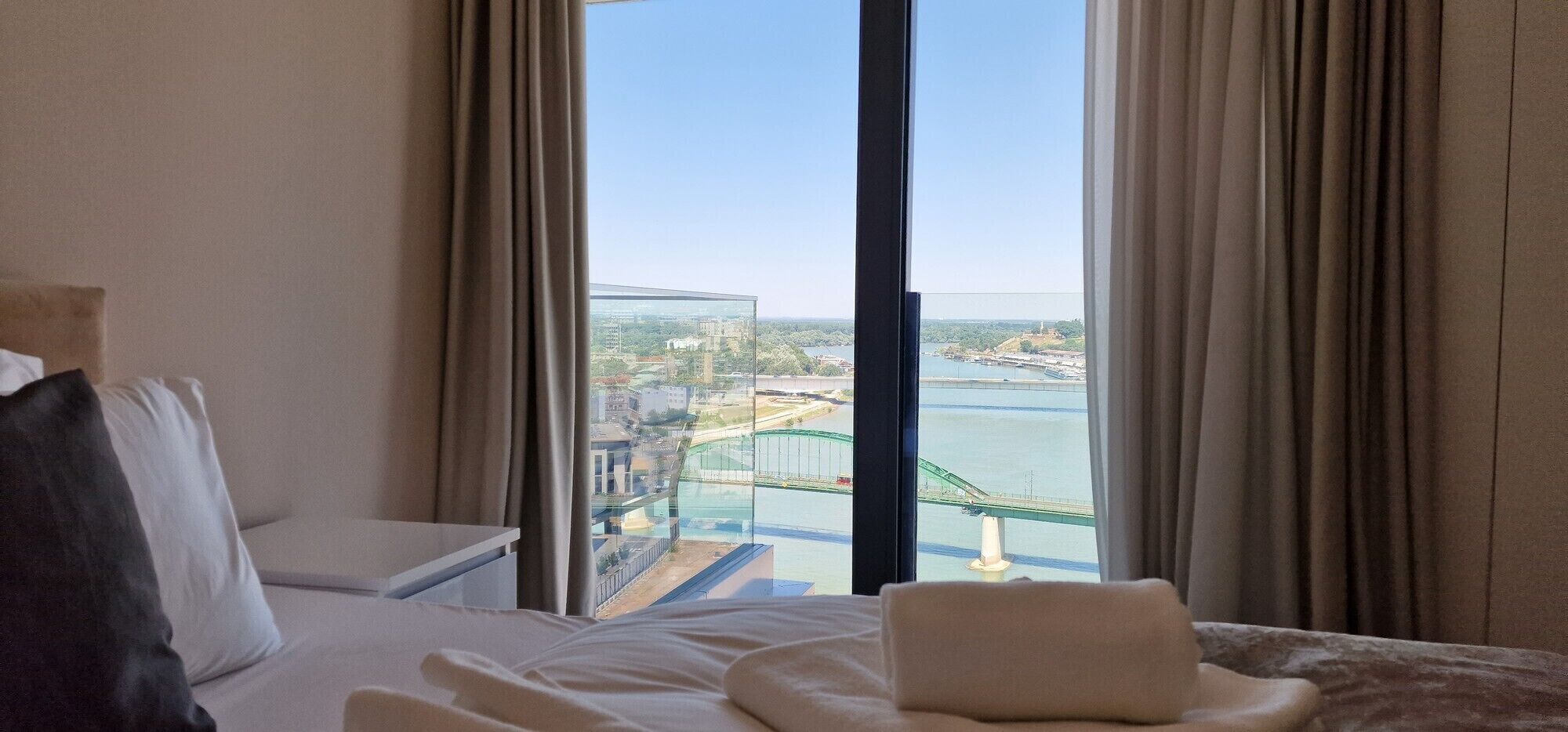 Apartamento executivo, 2 quartos, vista para o rio | Cofres nos quartos, escrivaninha, espaço de trabalho para notebook