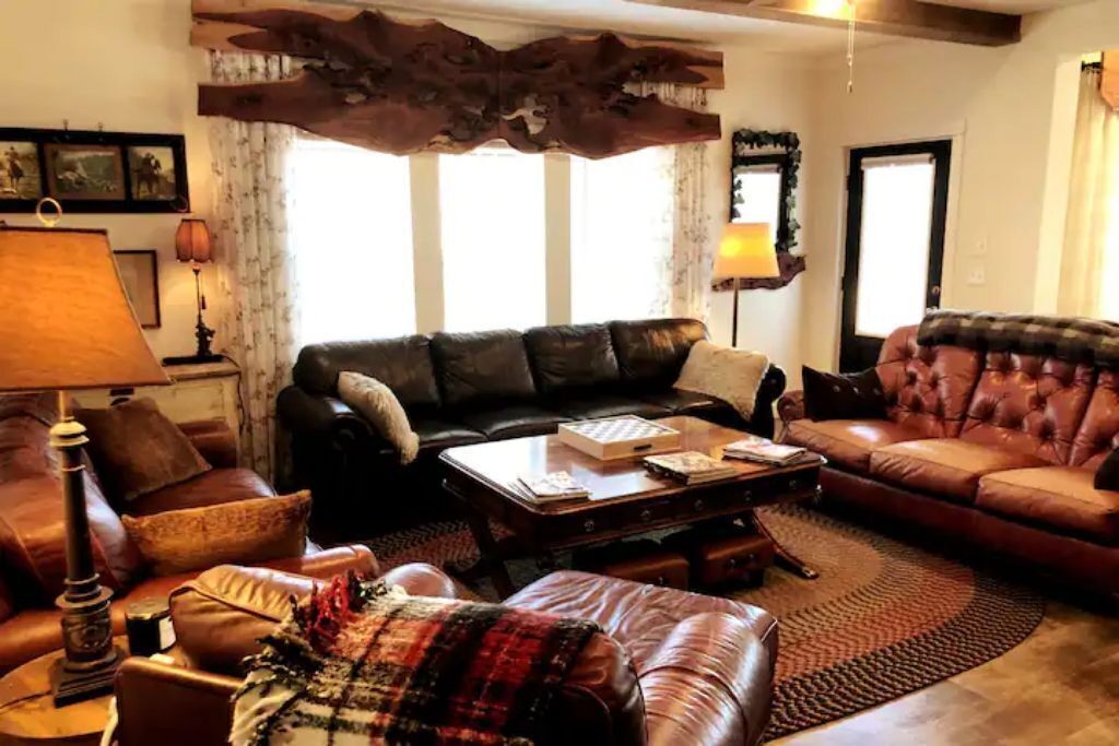 Rustling Meadows Dwell Manor - Charlottesville, VA