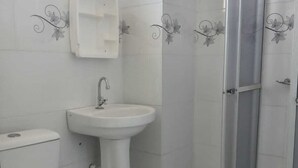 Quarto Duplo Económico | Casa de banho | Toalhas fornecidas 