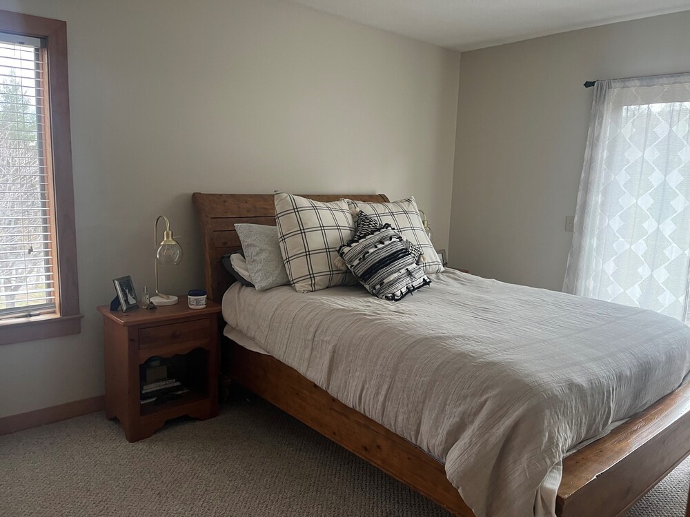 Beautiful Newly updated Townhome walk to Mt Snow Ski Lifts and Tubing ...