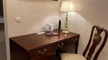 Quarto Clássico com Cama de Casal | Minibar, secretária, ferro/tábua de engomar, Wi-fi grátis