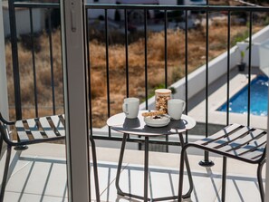 Villa, 3 quartos, varanda, vista para a piscina | Refeições ao ar livre