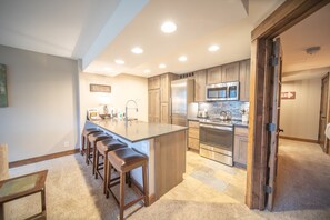 Estúdio Deluxe, 1 cama de casal e sofá-cama, varanda, vista para a montanha (Saints John 2549) | Cozinha privada | Um frigorífico/congelador grande, um micro-ondas, uma cafeteira/bule 