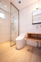 Casa Básica | Casa de banho | Um secador de cabelo, um bidé, toalhas fornecidas 