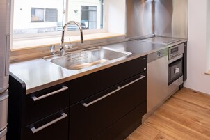 Casa básica | Cozinha privada | Geladeira grande, micro-ondas, fogão, torradeira