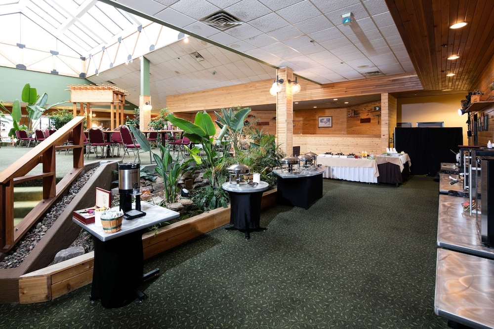 Glacier National Park Adventure! Indoor Pool, Pets Allowed, Free Parking! - Kalispell, MT