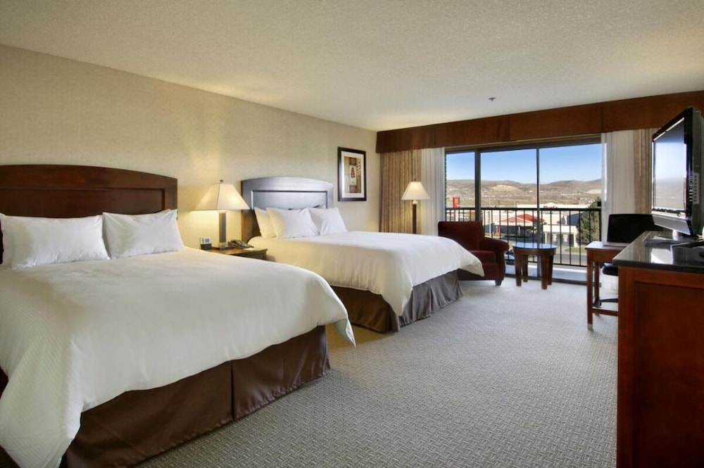 Wonderful Stay! 2 Sleek Units, Outdoor Pool, Free Parking, Pets Allowed! - Elko, NV
