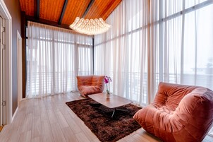 Family Room with Terrace | Frigobar, quartos à prova de som, Wi-Fi de cortesia, roupa de cama