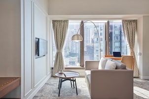 Suíte, 1 quarto | Cofres nos quartos, escrivaninha, cortinas blackout