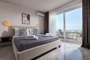 Superior Quadruple Suite Sea view | Roupas de cama antialérgicas, cofres nos quartos