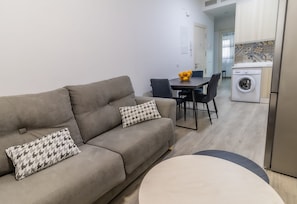 Apartamento econômico | Área de estar | TV de tela plana 28 polegadas com canais a cabo, TV