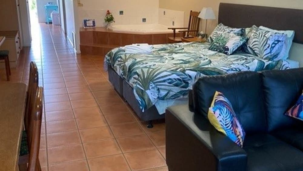 Villa 16- Charming Self-contained Unit With Spa Located On Famous Coral Cove Golf Course - Elliott Heads