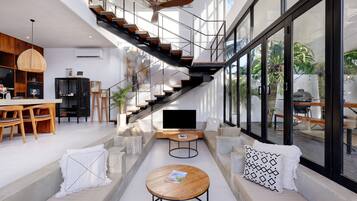 Villa de Luxo, 4 quartos, piscina privativa, vista para o oceano | Sala de estar | Smart TV de 50 polegadas com canais por cabo