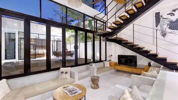 Villa de Luxo, 4 quartos, piscina privativa, vista para o oceano | Sala de estar | Smart TV de 50 polegadas com canais por cabo