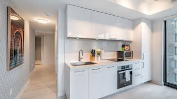Apartamento Premium | Cozinha privada | Um frigorífico, um micro-ondas, um forno, uma placa de cozinha