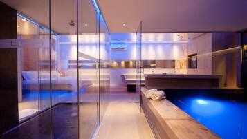 Quarto luxo | Frigobar, cortinas blackout, Wi-Fi de cortesia, roupa de cama