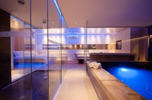 Quarto luxo | Frigobar, cortinas blackout, Wi-Fi de cortesia, roupa de cama