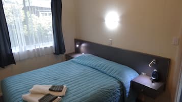 1 quarto, com decoração personalizada, ferro/tábua de engomar