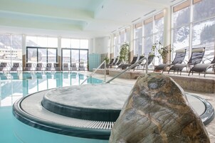 Piscina interior, piscina exterior, guarda-sóis, espreguiçadeiras 