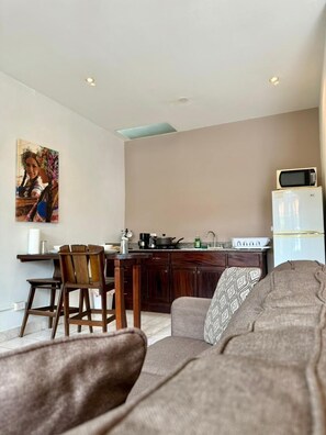 Quarto, vista para o jardim | Cozinha privada | Um frigorífico/congelador grande, um micro-ondas, uma placa de cozinha 