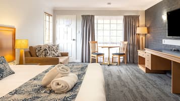 Quarto superior, 1 cama King | 1 quarto, espaço de trabalho para notebook, Wi-Fi de cortesia