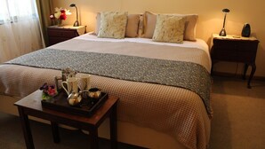 Apartamento Deluxe, 1 quarto, vista para o jardim | Roupa de alta qualidade, edredões de penas, secretária