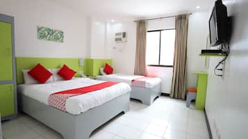 Quarto triplo standard | Cofres nos quartos, Wi-Fi de cortesia, roupa de cama