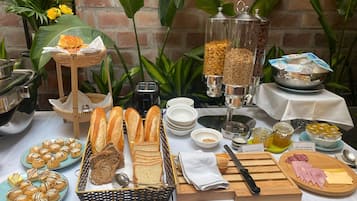 Pequeno-almoço tipo buffet diário (300000 VND por pessoa)