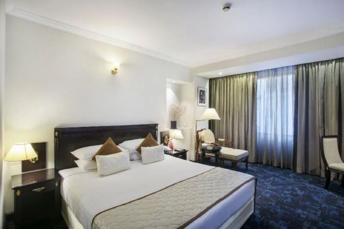 Roupa de alta qualidade, minibar, cofre no quarto, secretária 