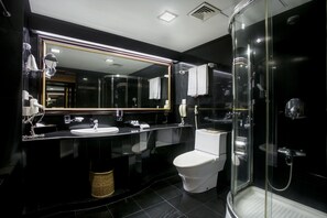 Quarto Premium | Casa de banho | Um polibã e uma banheira separados, uma banheira de imersão total 