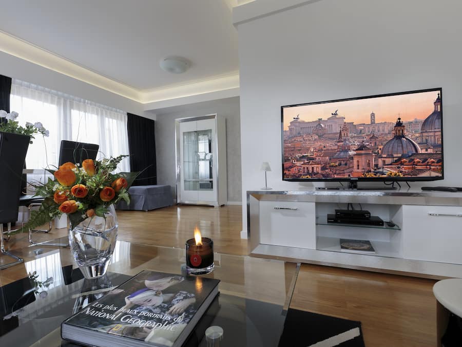 Apartamento executivo, 1 quarto, terraço | Sala de estar | TV de tela plana 42 polegadas com canais a cabo, TV, DVD player