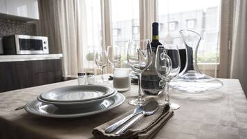 Apartamento executivo, 1 quarto, terraço | Cozinha privada | Geladeira grande, micro-ondas, fogão, cooktop