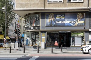 Uma loja boutique com manequins exibindo roupas.