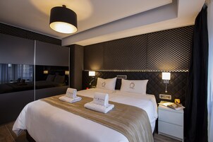 Apartamento luxo, 1 cama King, vista para a cidade | Lençóis italianos Frette, roupas de cama premium, edredons de pluma