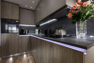 Apartamento superior | Cozinha privada | Geladeira grande, micro-ondas, fogão, cooktop