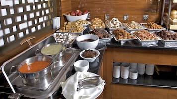 Café da manhã com buffet grátis todos os dias