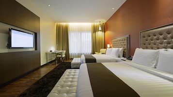 Roupas de cama premium, frigobar, cofres nos quartos, escrivaninha