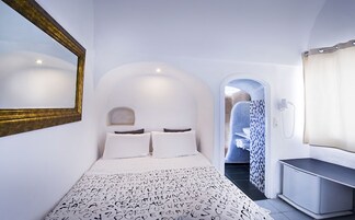 Junior Suite with Hot Tub and Caldera View | Roupas de cama premium, cofres nos quartos, individualmente decorados