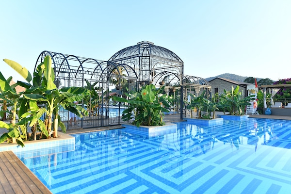 2 piscinas exteriores, espreguiçadeiras