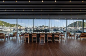 6 restaurantes: servem almoços e jantares