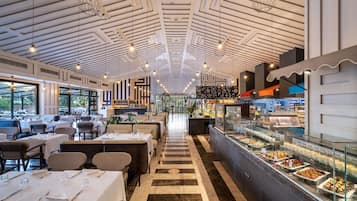 6 restaurantes, que servem almoços, jantares, também cozinha asiática